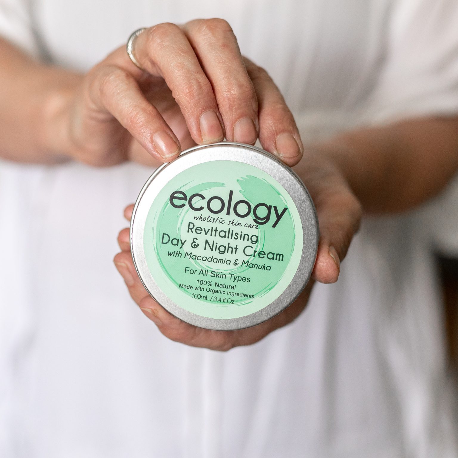 Revitalising Day & Night Cream, with Macadamia & Manuka